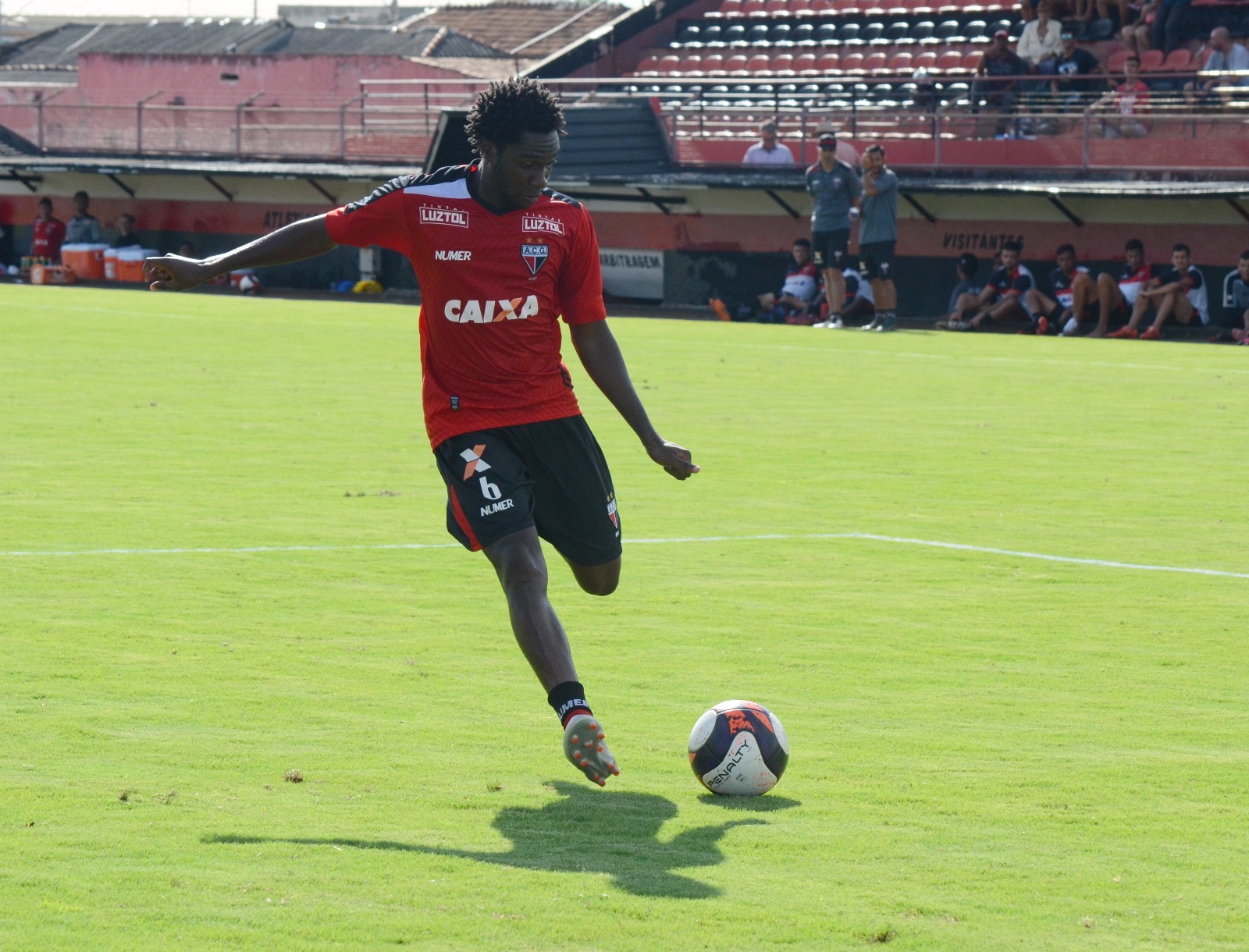 Com "expectativa de conquistar títulos", Negueba é apresentado