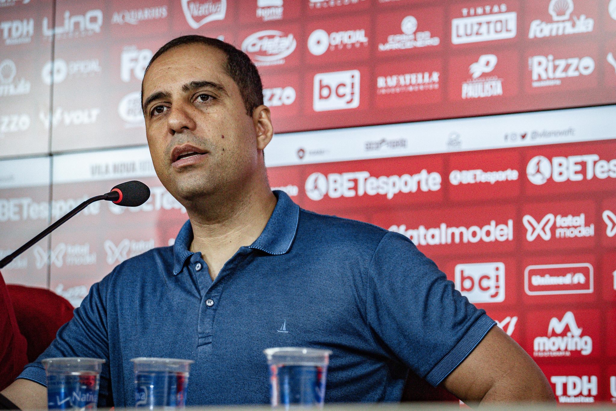 Hugo revela dificuldades financeiras no Vila e pede mais apoio da torcida: "não temos 5 mil ...